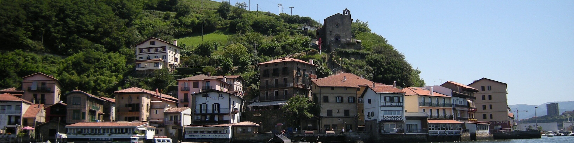 Atravesamos la ría en una barcaza en un corto trayecto hasta alcanzar el puerto de Pasai San Pedro (Pasajes de San Pedro).