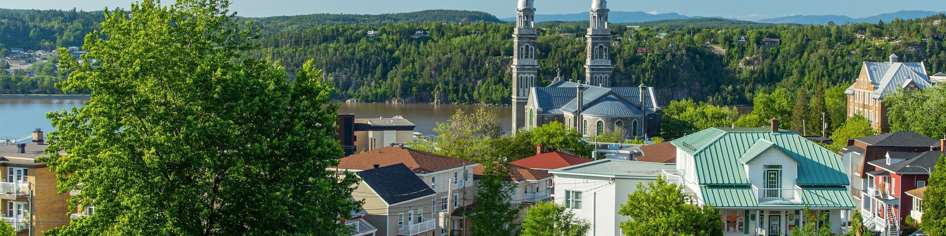 Saguenay showing a small town or village