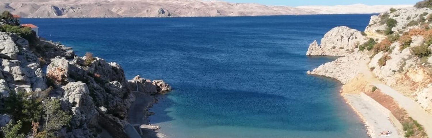 This bay is near to Karlobag. Next to it is a parking place (where it’s also possible to sleep). There aren’t lots of people even though there’s a beach-bar at the beach. Also you can walk a bit further and climb down the cliffs to have a privat bay
#beach
#roadtrip