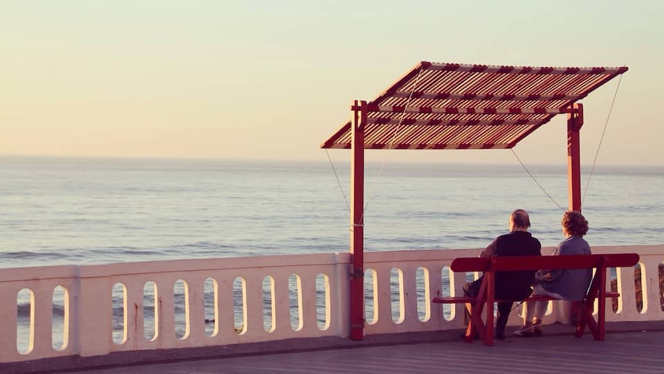 Santa Cruz is a beautiful Beach spot. You can find several red benches with red sunshades along the coast, that invite you to take a seat and enjoy the seaview.