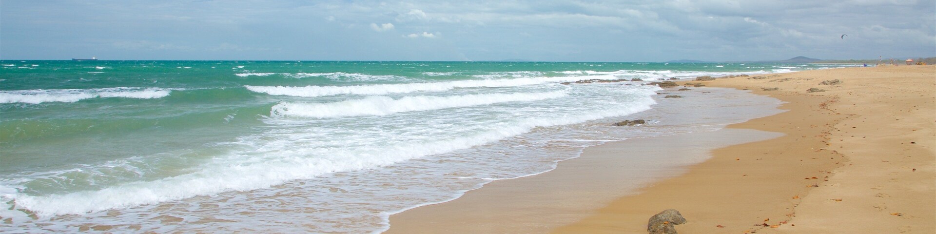 Tannum Sands which includes general coastal views and a beach