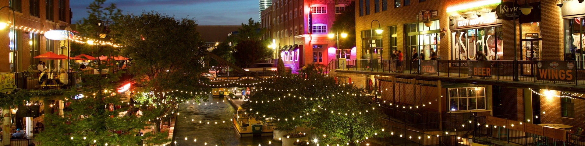 Bricktown caracterizando um arranha-céu, um rio ou córrego e cenas noturnas