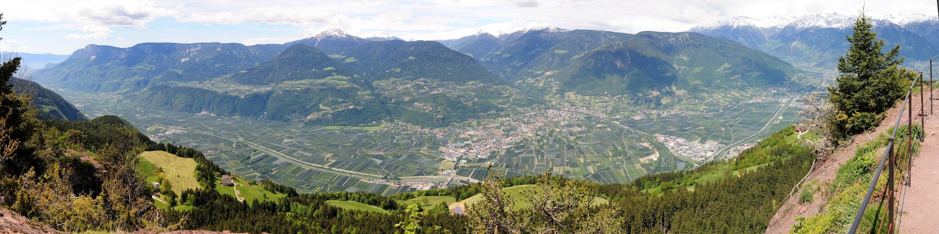 Panoramic view to west over the Etsch (it: Adige) valley from Knottnkino near Vöran (it: Verano)