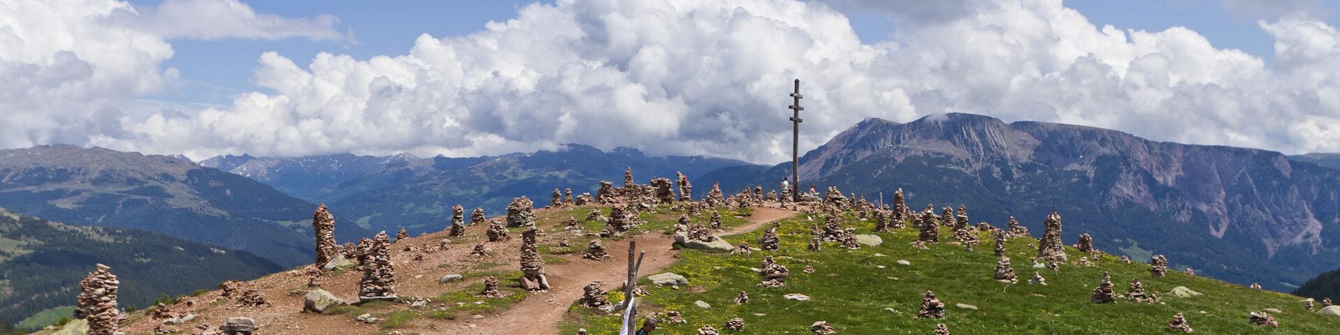 Schöneck - Sarntaler Alpen Es ist der markanteste und faszinierenste Aussichtspunkt Südtirols und zugleich ein sagenumwobener Ort. Manchem Besucher wird es unheimlich bei der Betrachtung der Steintürme: Hier sollen mittelalterliche Hexentreffen stattgefunden haben. www.sarntal.com/de/reisethemen/wandern/stoanerne-mandlen....