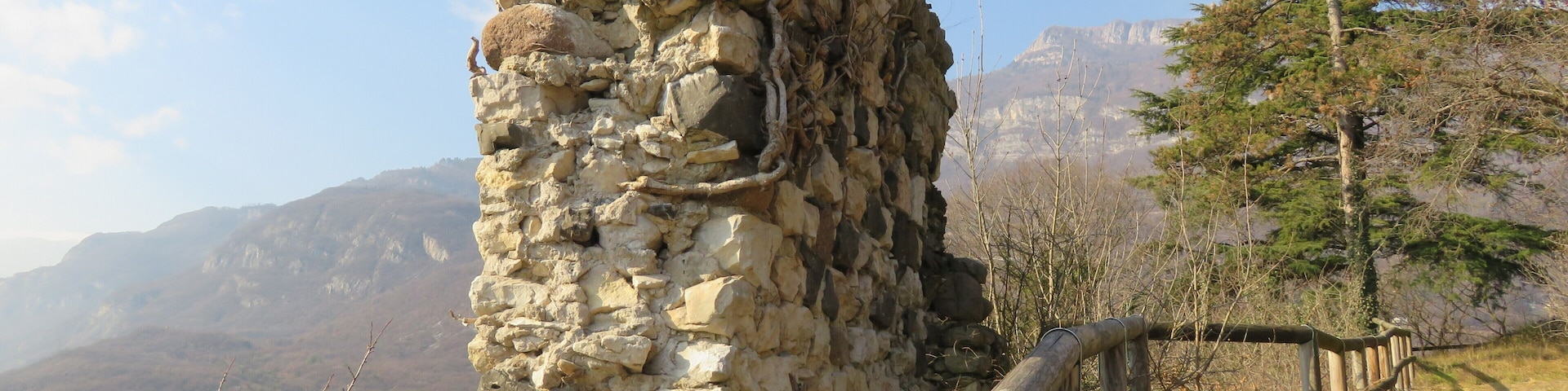Castel Pradaglia, passeggiata tra i ruderi