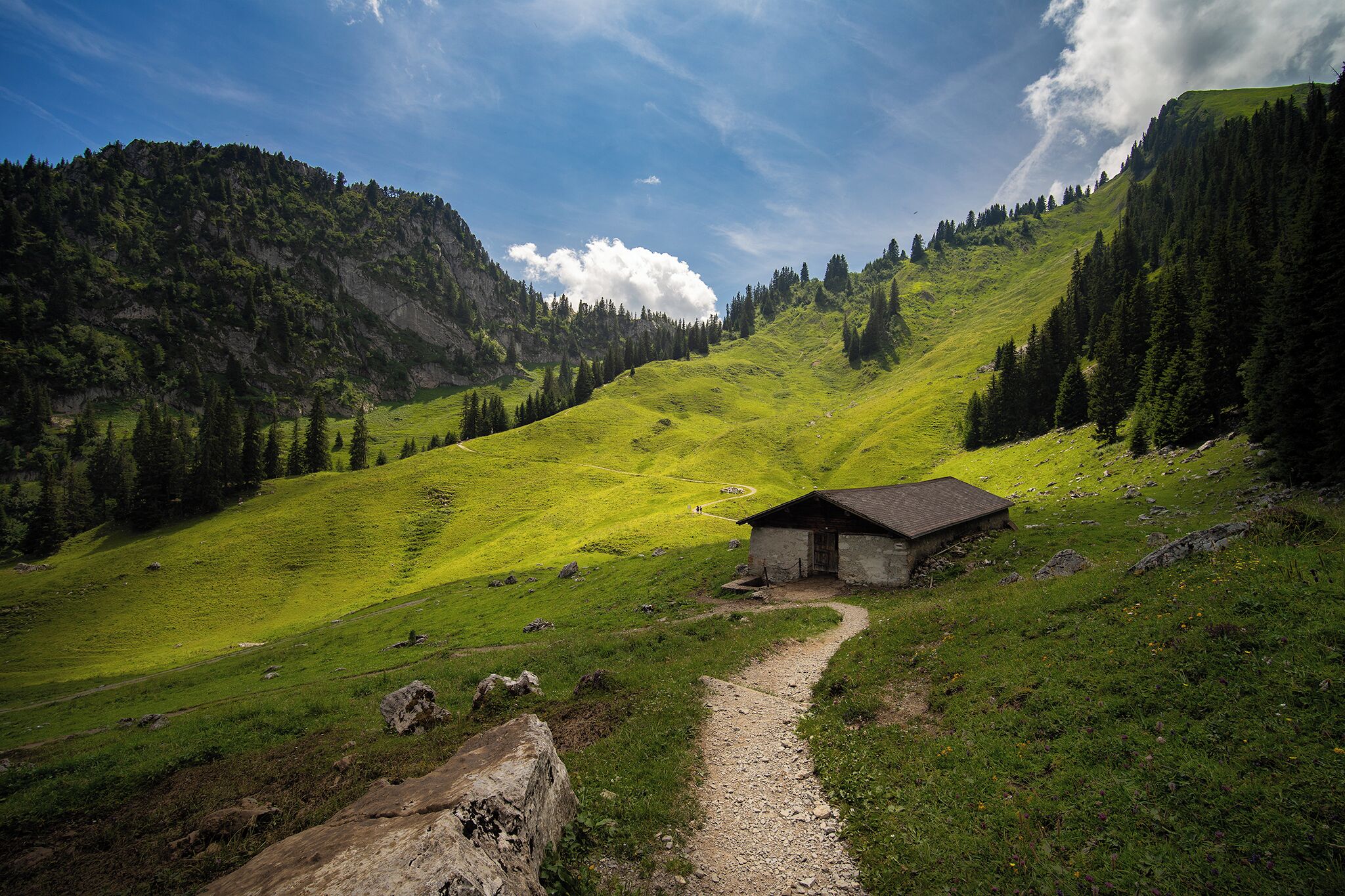 When you walk toward Hinterstockensee lake in Stockhorn, it's very likely that you will pass by this abandoned farmhouse. Idyllic in the scene.