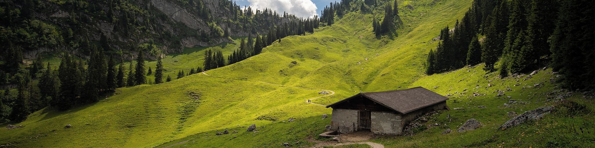 When you walk toward Hinterstockensee lake in Stockhorn, it's very likely that you will pass by this abandoned farmhouse. Idyllic in the scene.