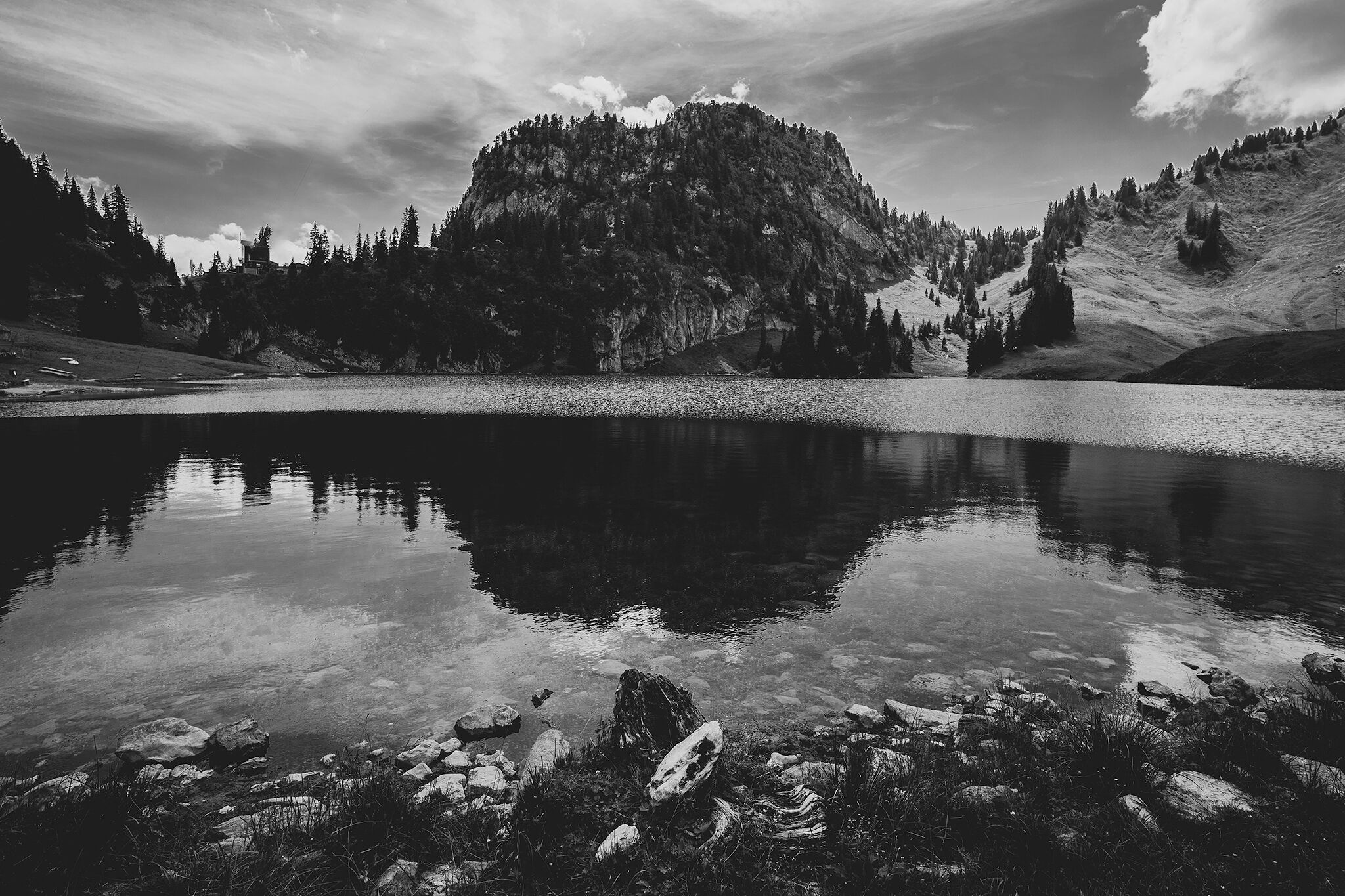 Another beautiful lake, Hinterstockensee by name, is located about 15 min of walk from Chrindi cableway station, in Stockhorn.