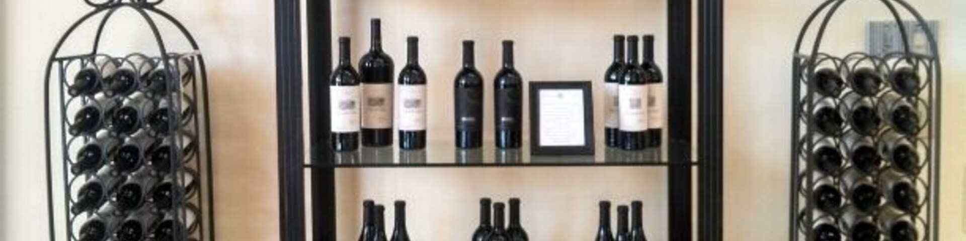 Uma adega com várias prateleiras cheias de garrafas de vinho.