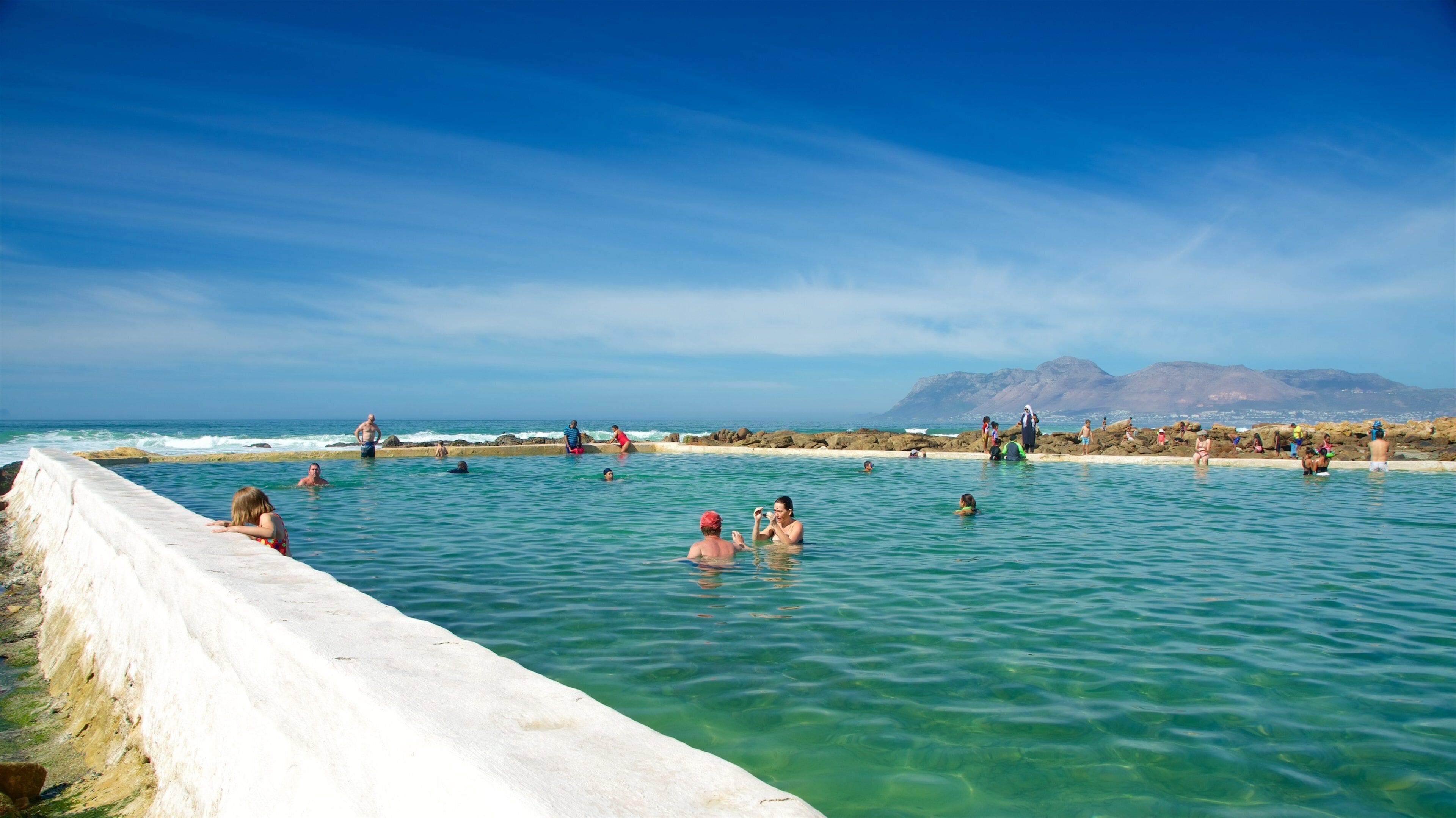 St. James caracterizando natação e paisagens litorâneas assim como um pequeno grupo de pessoas