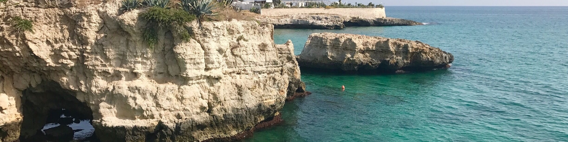 Lieu près de Monopoli. Endroit magnifique où il y a pleins de petites criques où se baigner.