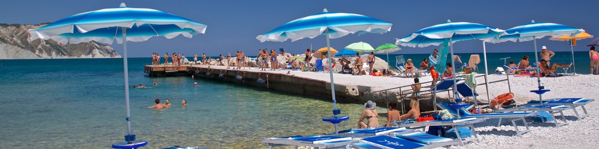 Portonovo que inclui natação, uma praia de pedras e paisagens litorâneas