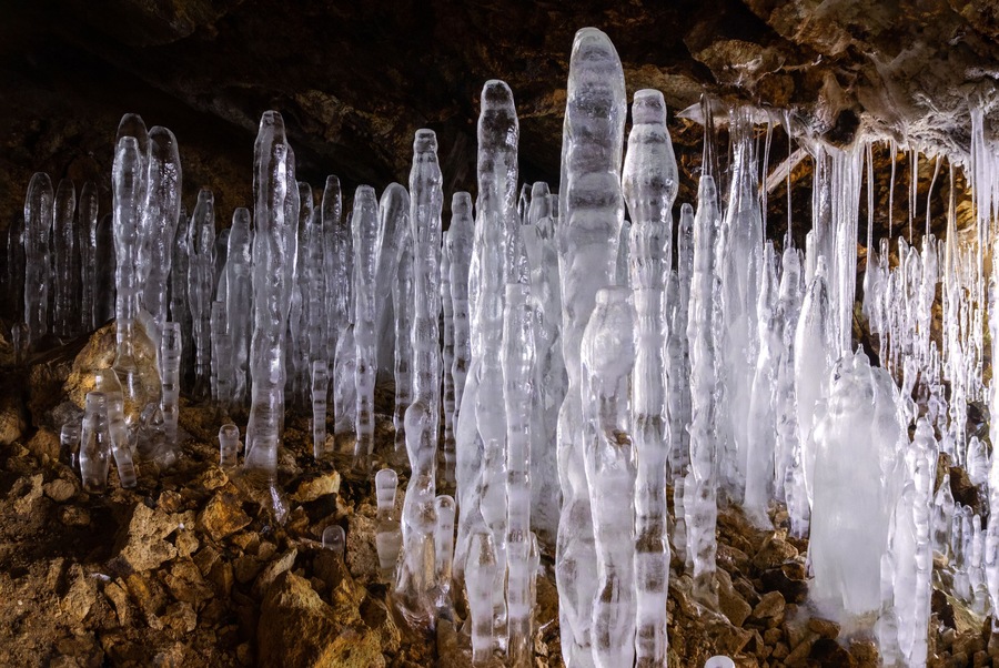 Caverna com formações de gelo extensas.