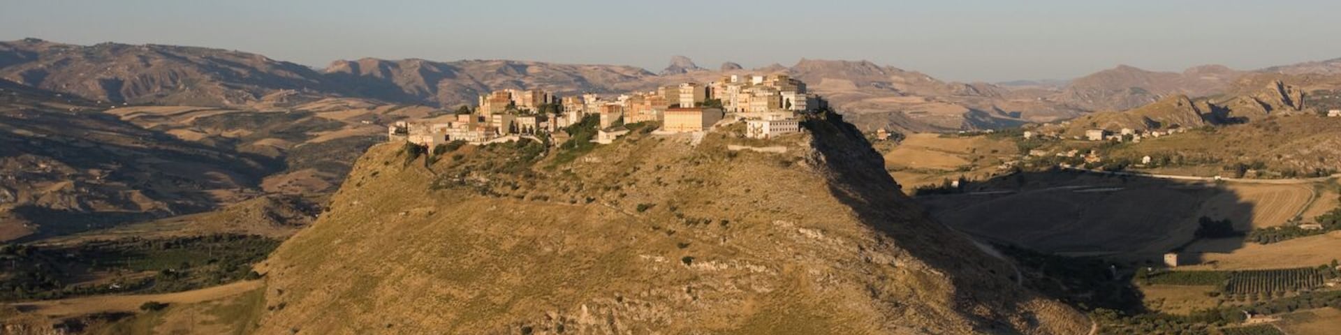 Il centro abitato occupa l'intera sommità della collina