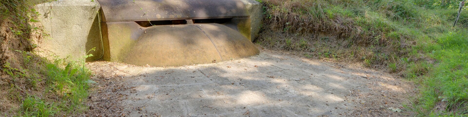 This file was uploaded with Commonist. This photograph was taken with a Nikon D300. Fort Grossherzog von Baden (Fort Frère) : observatoire cuirassé Schumann-Gruson, modèle 1887 (HDR).