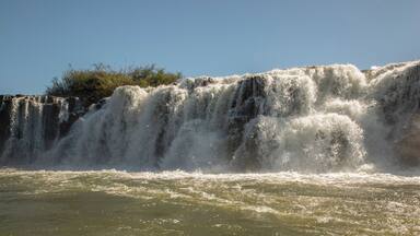 Uma grande cachoeira com várias quedas d'água.