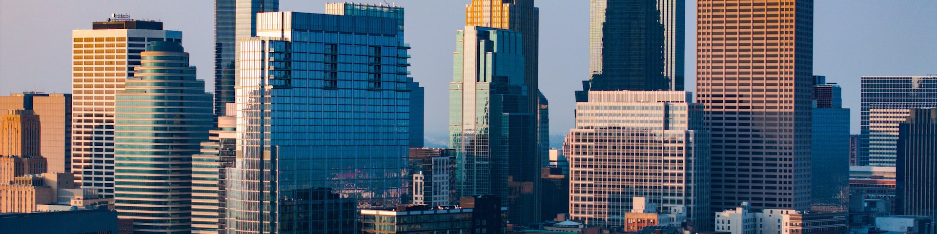 Horizonte urbano com arranha-céus modernos e edifícios antigos.