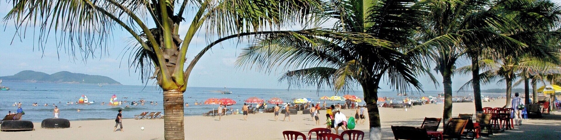 Cua Lo Beach is located about 16 km from Vinh City and Hanoi over 300 km.
http://mytour.vn/d389/khach-san-tai-cua-lo.html