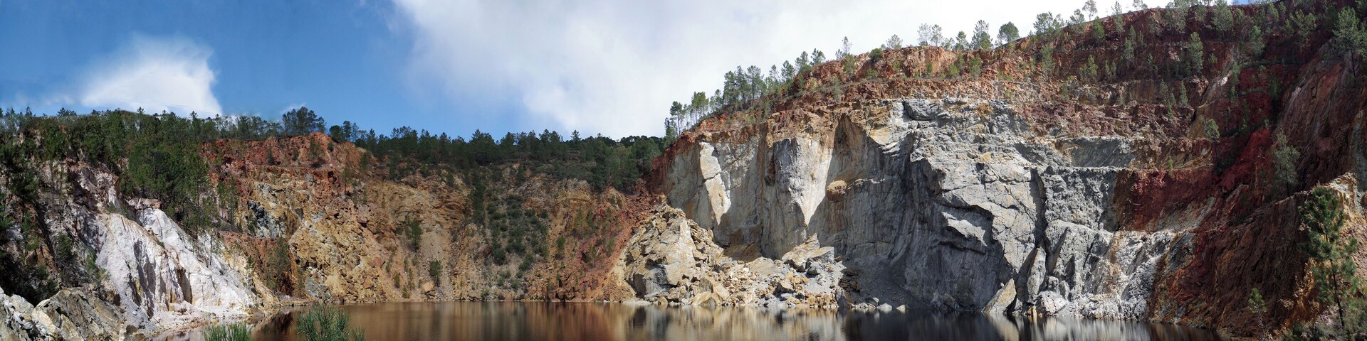 "Peña del Hierro" mine in Nerva. (Huelva, Spain). Kaolinite, white; goethite, red; and sulfates, grey.