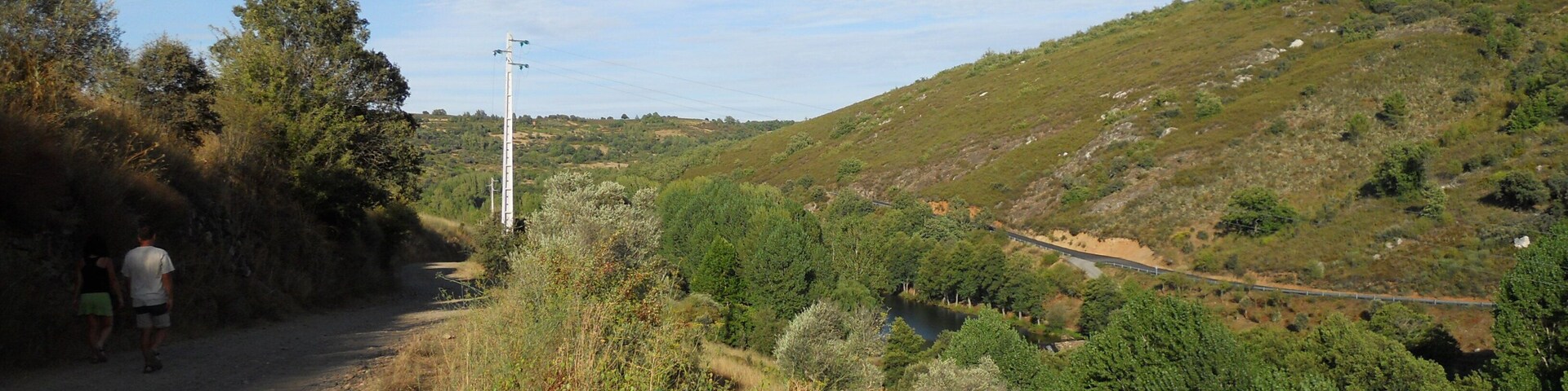 Bajando al río Maçãs y al parque do Colado desde Quintanilha.