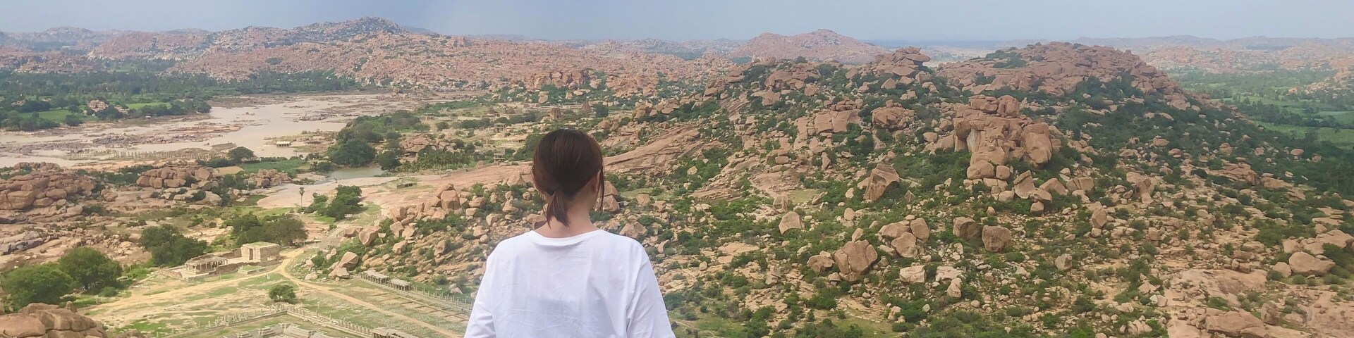 I was so scared that I could only stand.
#India
#Hampi