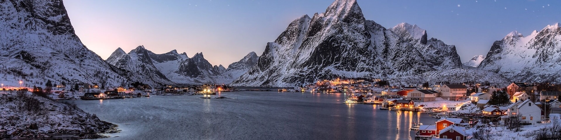 There is many 5 stars hotel in Lofoten island but I’m Happy with billion stars outside. 💫 .
#mountains