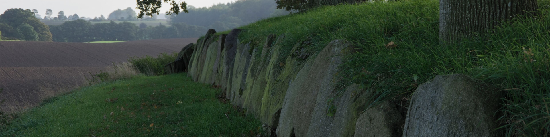 Waabs, Ortsteil Karlsminde in Schleswig-Holsten. Es ist ein Hünengrab.