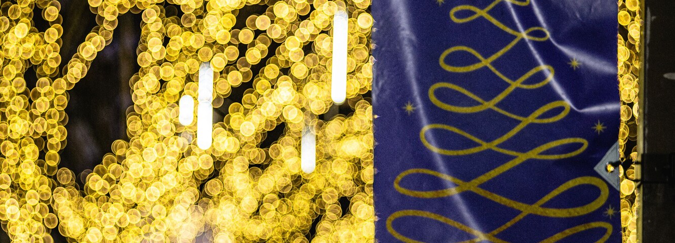 Um banner com texto em japonês e um desenho de árvore de Natal.