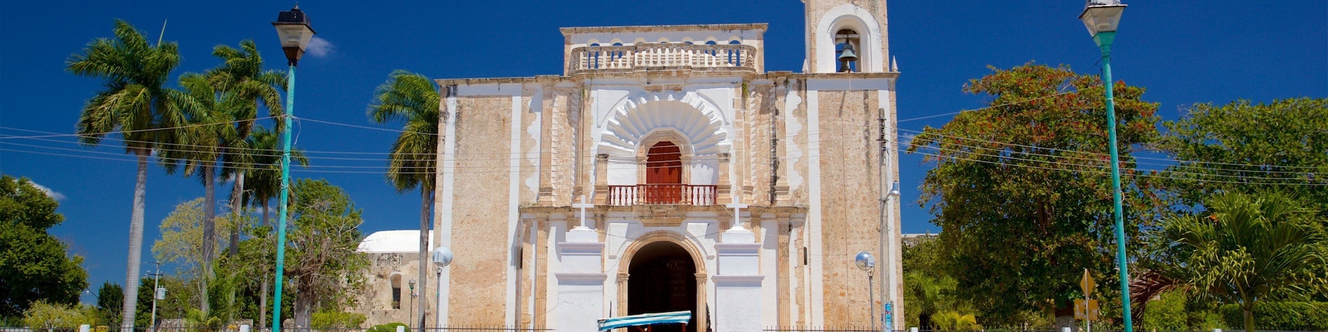 Calkini featuring a church or cathedral, a garden and heritage architecture
