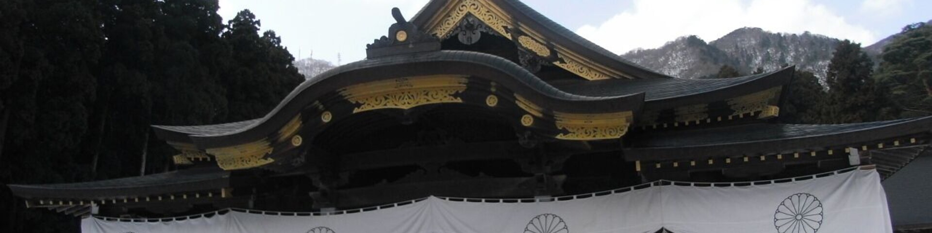 弥彦神社本殿です。