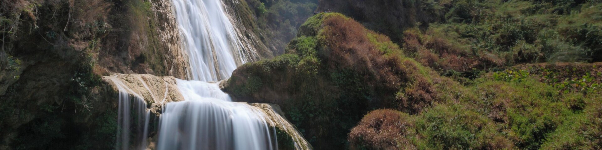 When in Chiapas you can't miss going to El Chiflón/Velo de Novia, it even has some nice cabins if you want to stay for the night, it's a "short" walk and there are a couple of different view points lots of people most of the time but if you are patient you can get a nice shot, remember to buy a Michelada on the way down. #visitmexico #visitchiapas