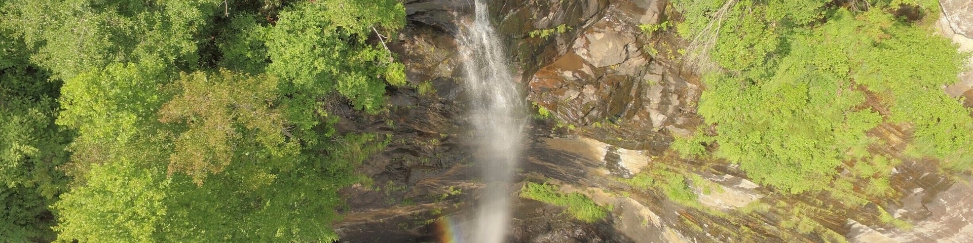 Rainbow Falls from the sky just above the falls.
Video guide of the hike to the falls: https://www.hdcarolina.com/episode/rainbow-falls-jones-gap
#Waterfall #RainbowFalls
