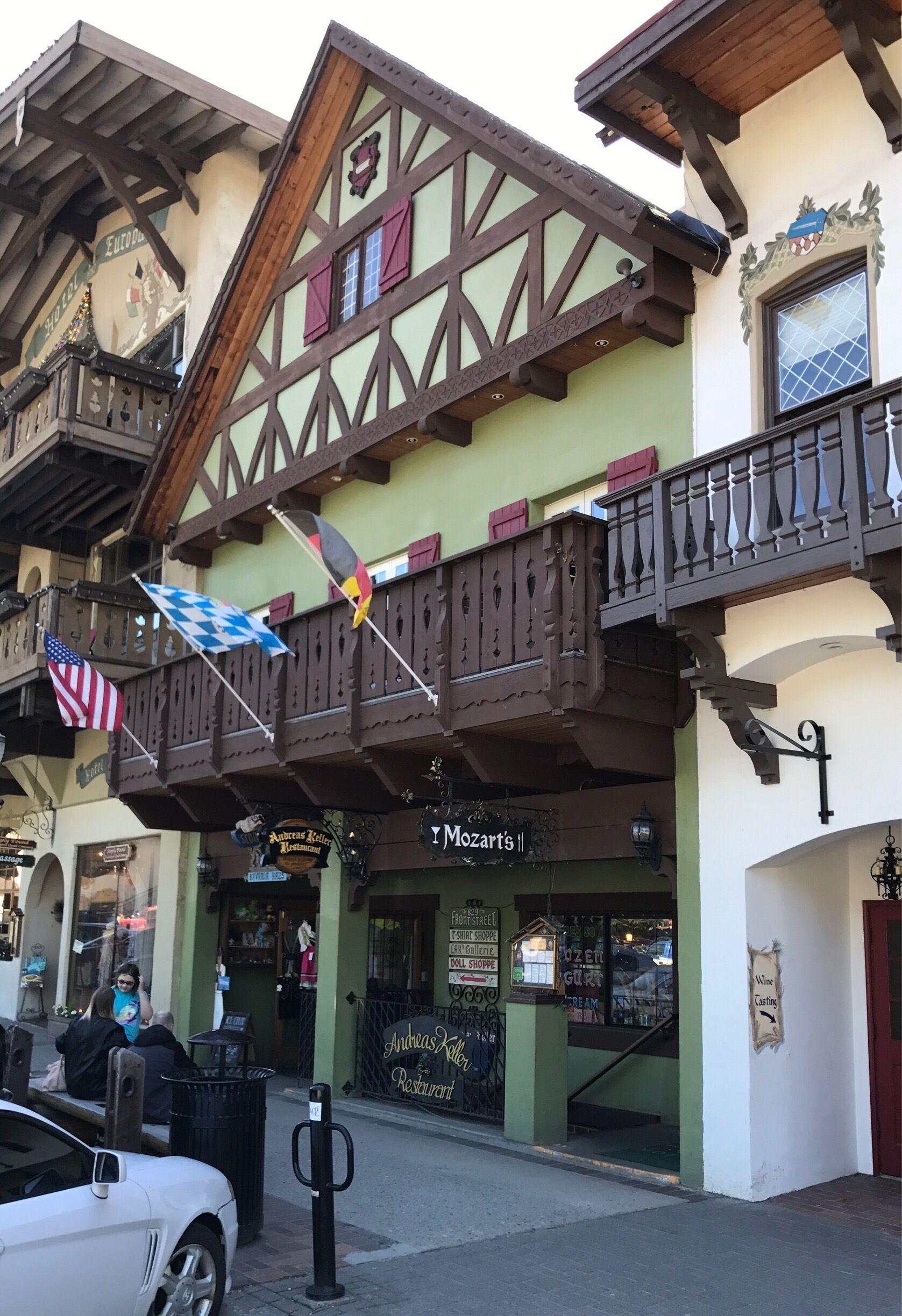 Um edifício tradicional em estilo de enxaimel com uma placa indicando 'Mozarts'.