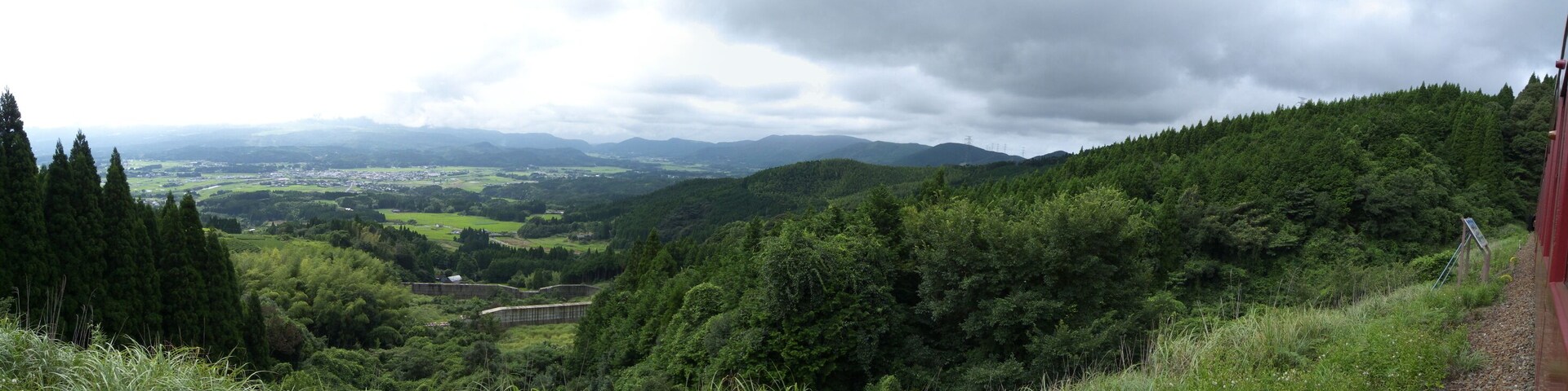 Yatake goe on the Hisatsu Line, one of the "Three Great Sceneries from Trains in Japan". Kyomachi Onsen, Ebino Heights and Kirishima Mountains can be seen in the far distance