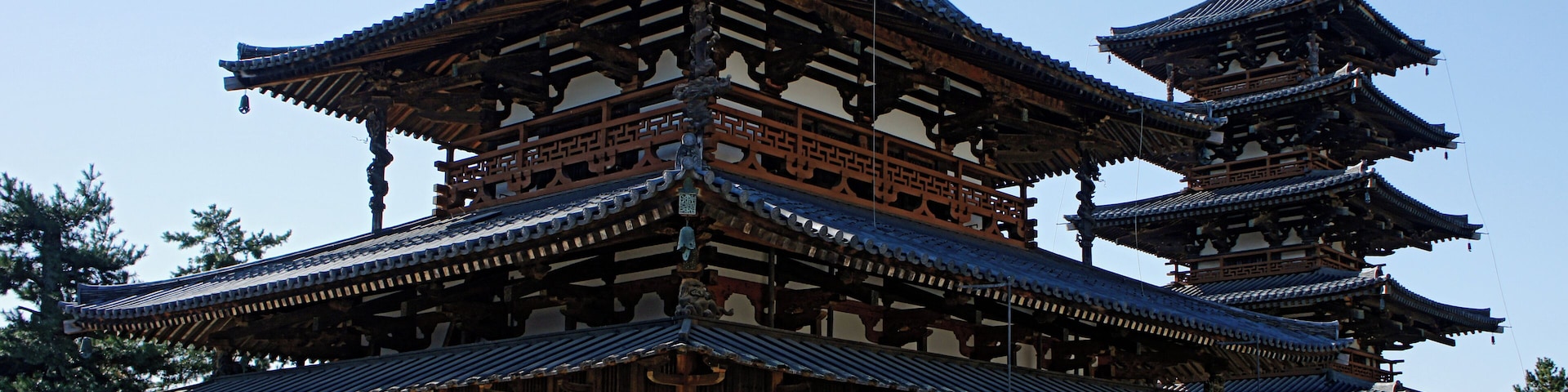 Um templo japonês tradicional com vários telhados em estilo pagode e um edifício central imponente.