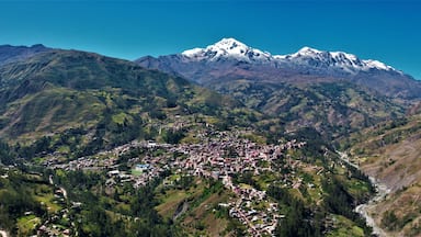 Paisagem montanhosa com uma aldeia aninhada em um vale.