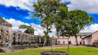 Uma fortaleza antiga com paredes de pedra e um pátio central com um poço.