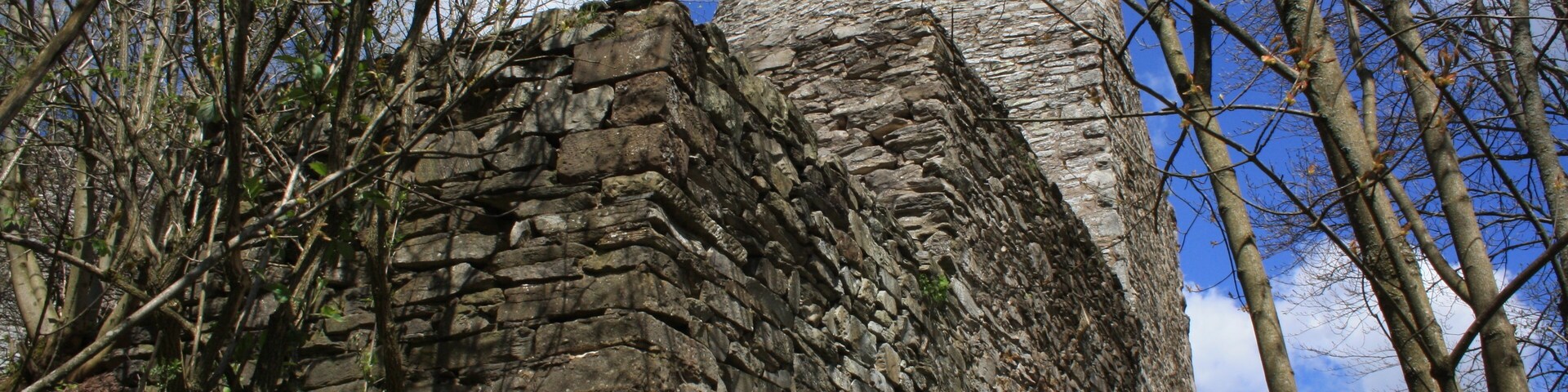 Burgruine, Blick von Westen auf den Nordturm LSG 2631001 Hessische Rhön