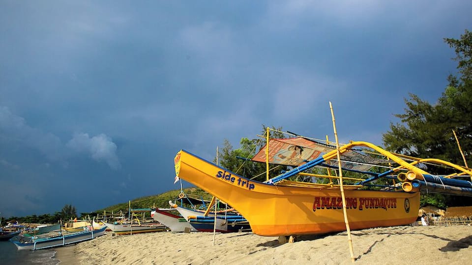 A weekend trip to a secluded beach.
Sounded like a fantastic weekend, no?
But first, let's go by bangka, or local wooden boat, like this one.
In 40 minutes we arrived in one of the most serene places ever.