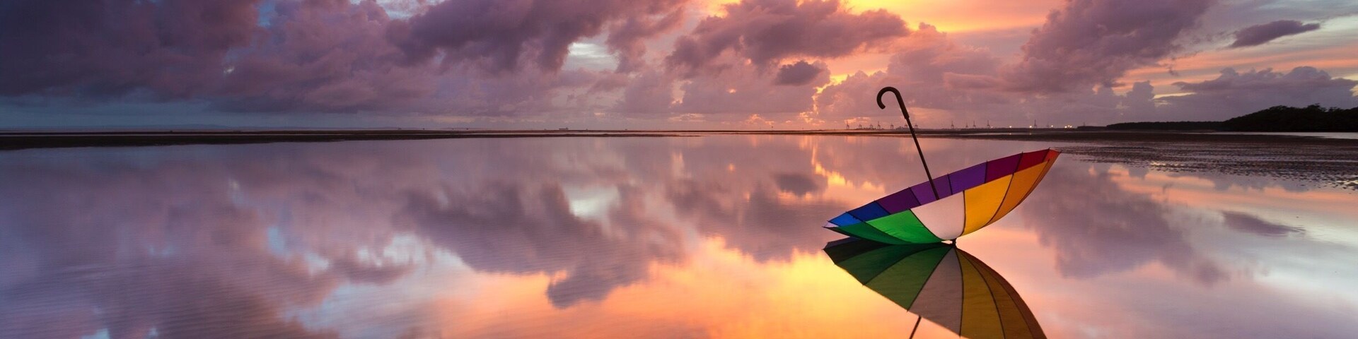 Sunrise reflections - pretty spectacular for a spot not far from the city and bustling river mouth. Just be prepared with insect repellent 💛
#queensland #australia
#beachbound 
#reflections
#hometown