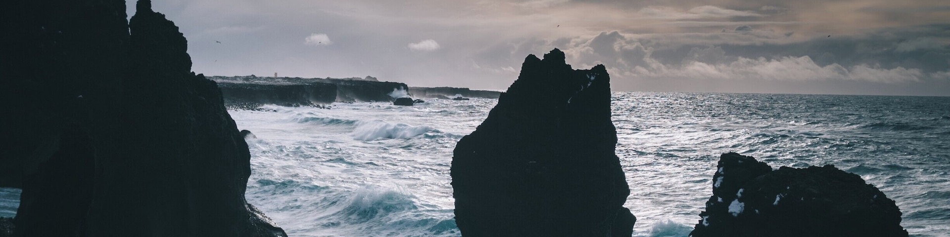 #BvSApplication
Some nice icelandic cliffs close to the airport. As usual in iceland, the weather can change quite rapidly. Dramatic skies and harsh weather conditions are nothing unusual.
#BvSApplication