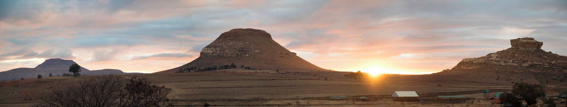 This place was just wonderful to wake up to. The sand stone type mountains with the sun rising just behind it early in the morning. People don't normally stop just outside Fouriesburg but there missing out.#BvSApplication