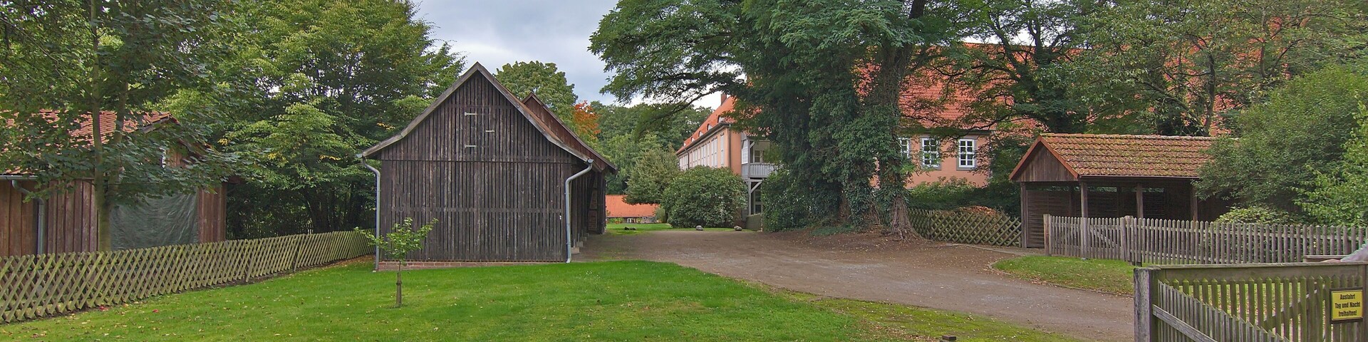 Das Kloster Isenhagen am Ortsrand von Hankensbüttel entstand in den Jahren 1345–1350 als Zisterzienserinnenkloster und ist seit 1540 ein evangelisches Damenstift.