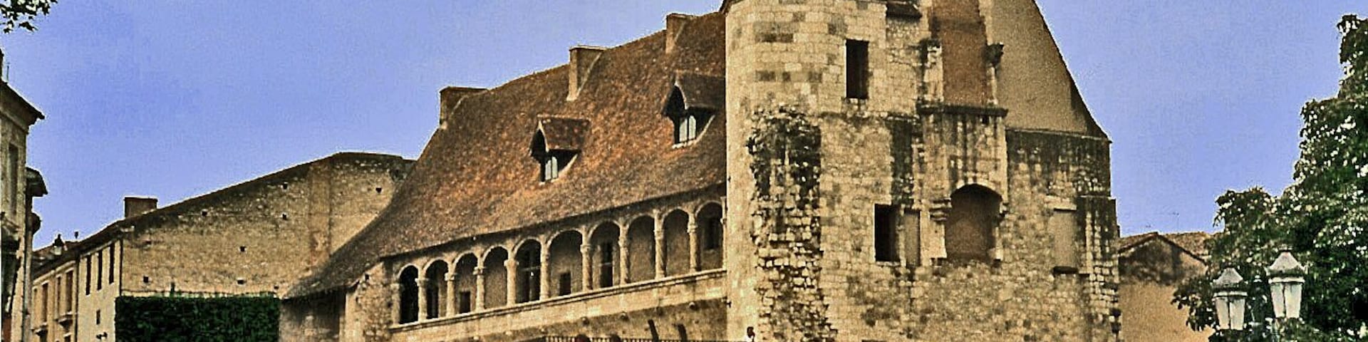 This building is indexed in the Base Mérimée, a database of architectural heritage maintained by the French Ministry of Culture, under the references PA00084192 and classe .