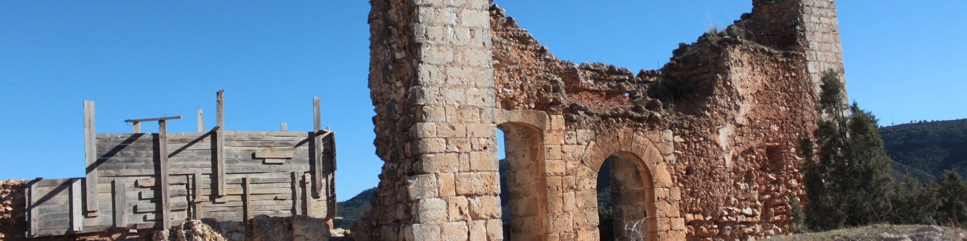 Castillo de Chirel, vista del torreón oriental y de los restos en proceso de rehabilitación de la muralla este. Cortes de Pallás, Comunidad Valenciana, España.