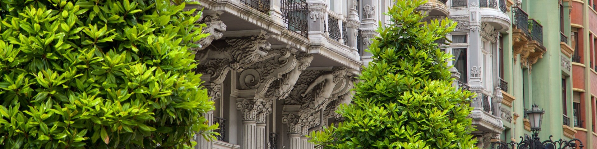 Calle Uria which includes heritage elements and a city