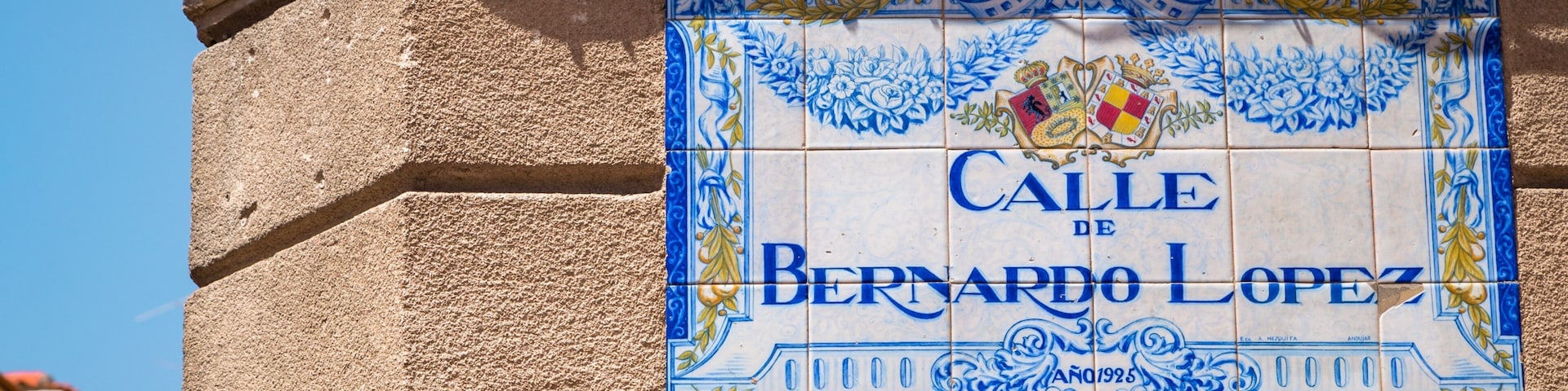 Malasana which includes signage