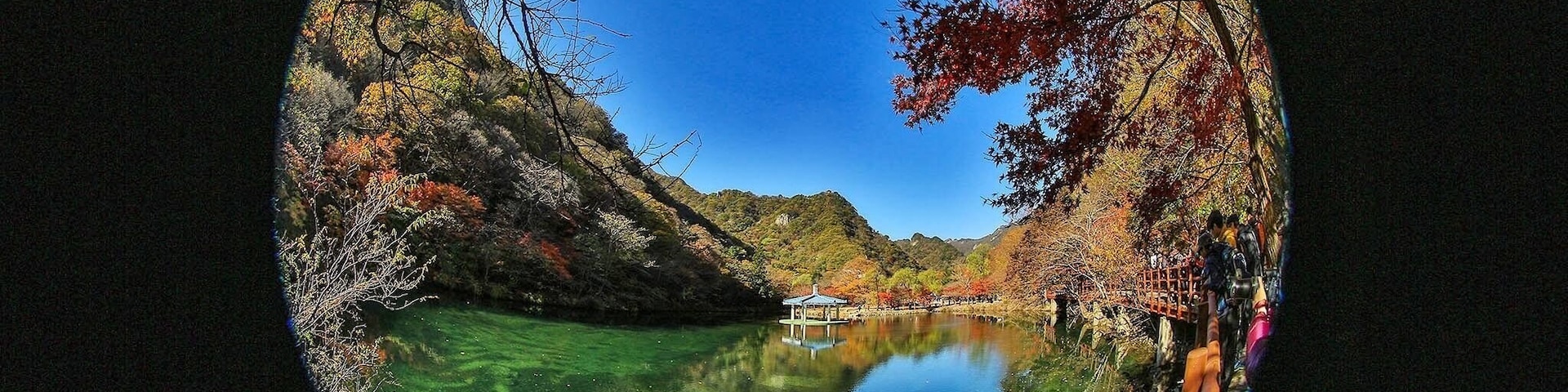 When travelling within the Park of Naejangshan, there is a pavilion at the centre of a lake where most people take photos there.