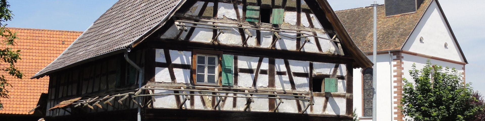 This building is indexed in the Base Mérimée, a database of architectural heritage maintained by the French Ministry of Culture, under the reference IA00123736 .