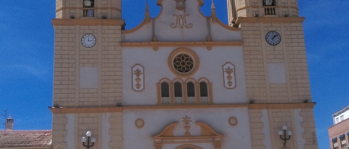 Iglesia de Nuestra Señora de la Asunción en la plaza de Campoamor